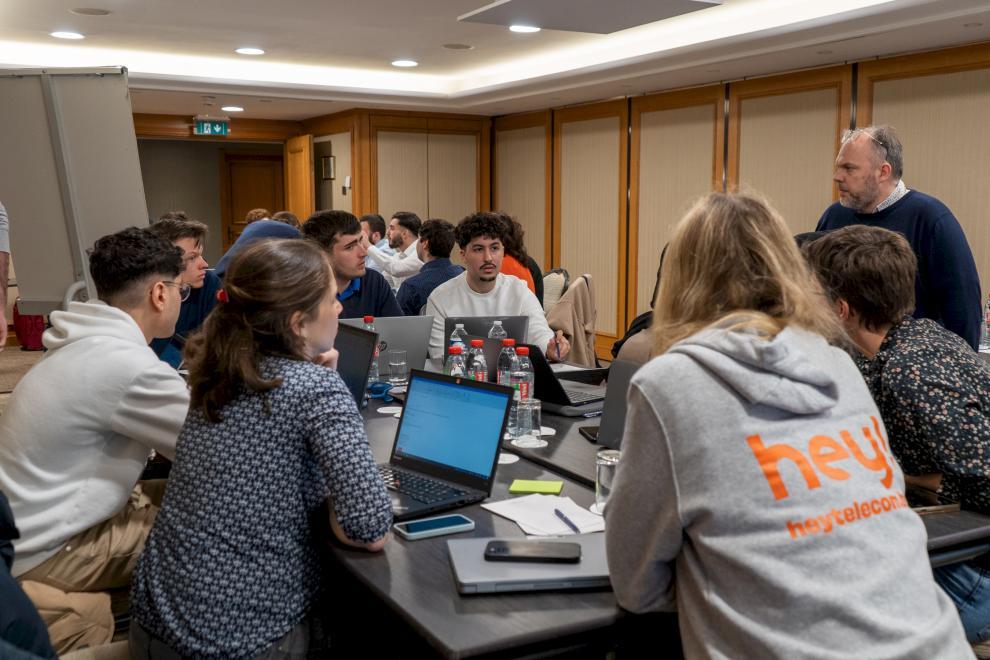 Orange Belgium défie les étudiants de l´EPHEC pour hey!